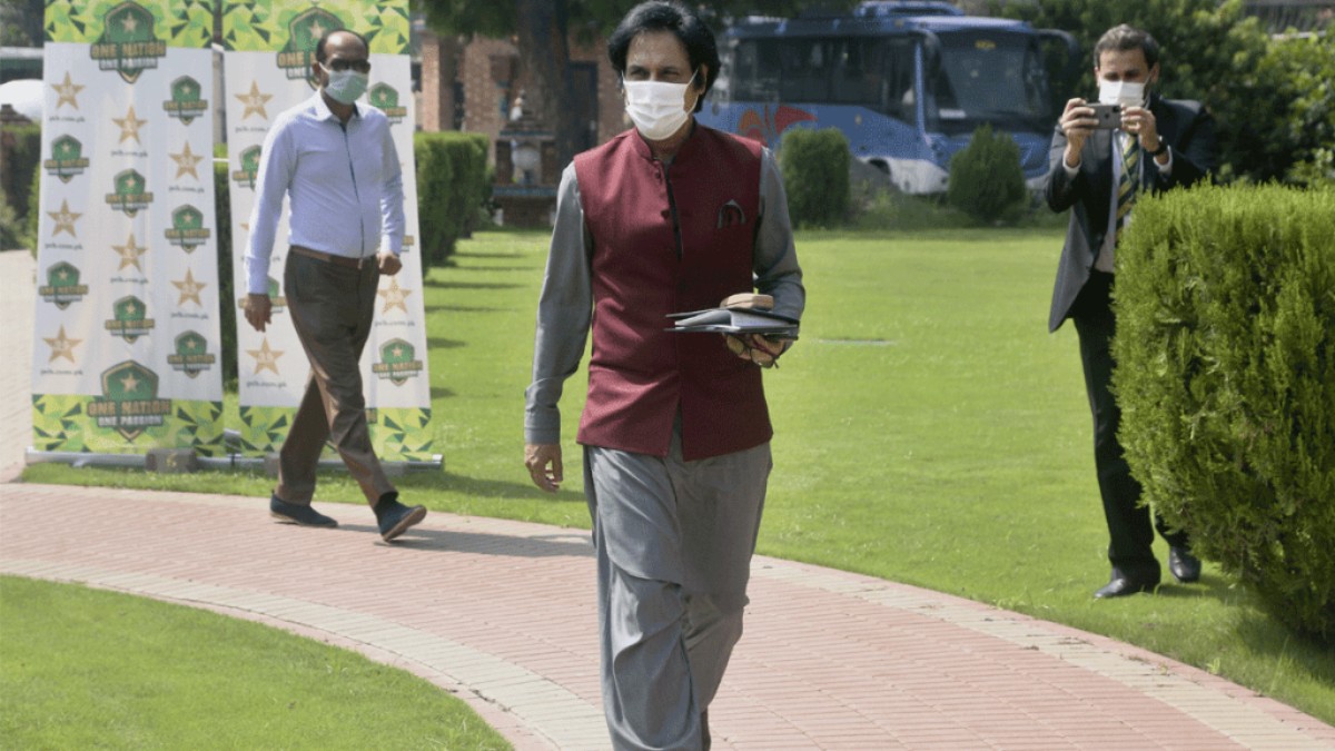 'Unhe kursi se pyaar hai' - Former Pakistani seamer mocks Ramiz Raja ...