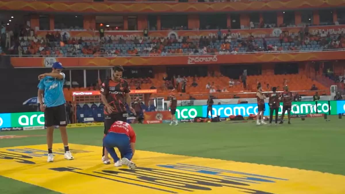 Watch: David Warner touches Bhuvneshwar Kumar's feet to take his blessings - Crictoday