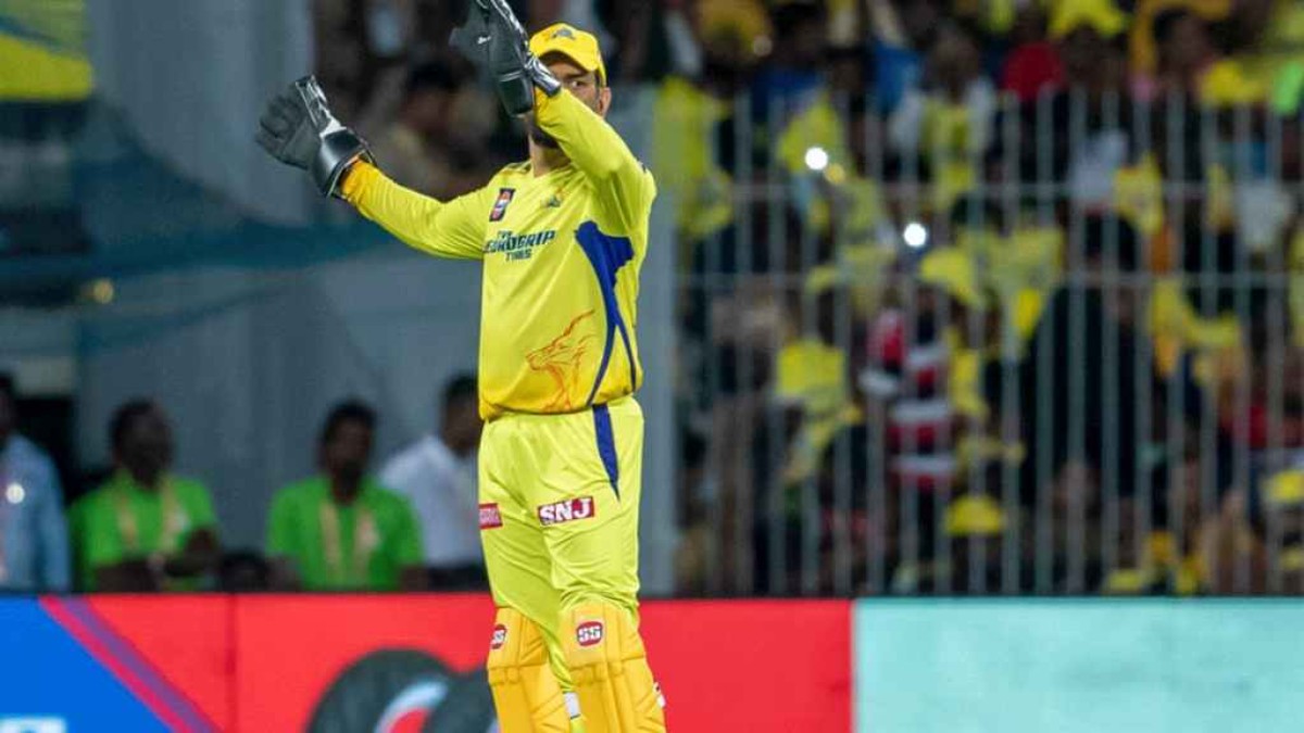 See Picture - Sunil Gavaskar takes MS Dhoni's autograph on his shirt ...