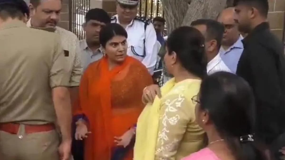 Aukat mai raho - Ravindra Jadeja's wife Rivaba gets into a verbal fight ...