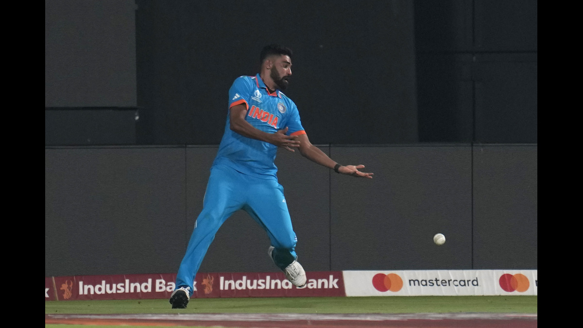 Injury concern for India as ball lands on Mohammed Siraj's throat ...