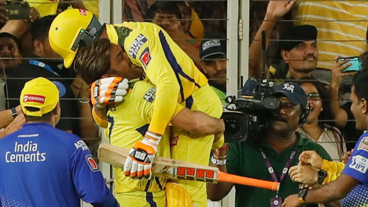 (Watch) MS Dhoni recreates Ravindra Jadeja's IPL 2023 winning moment ...