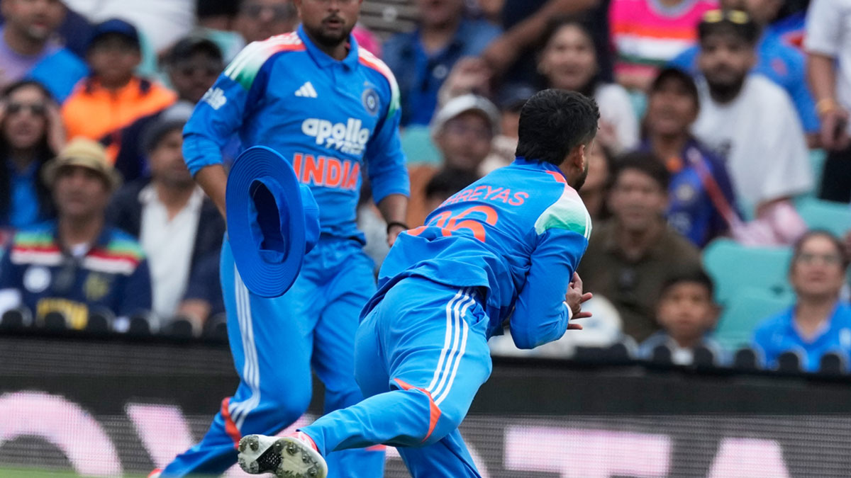 IND vs AUS 3rd ODI: Shreyas Iyer takes a breathtaking catch of Alex Carey, but unfortunately ...